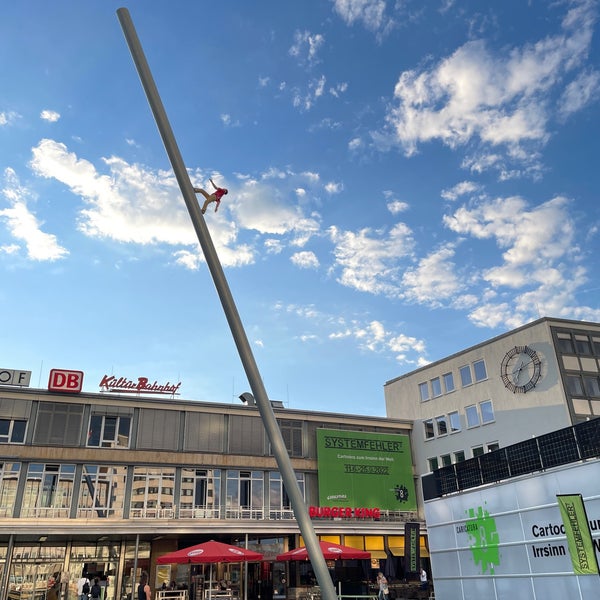 Man Walking to the Sky (Himmelsstürmer) - Mitte - Rainer-Dierichs-Platz 1