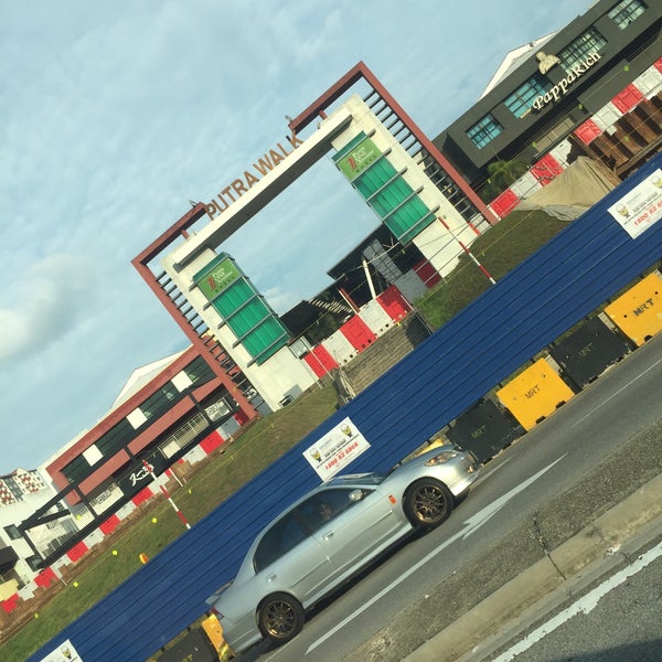 Pintu Gerbang Putra Walk