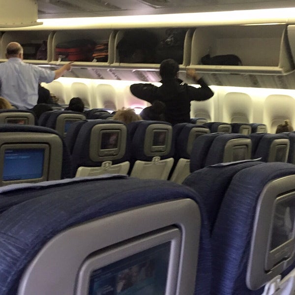 United Airlines Flight 907 - Plane