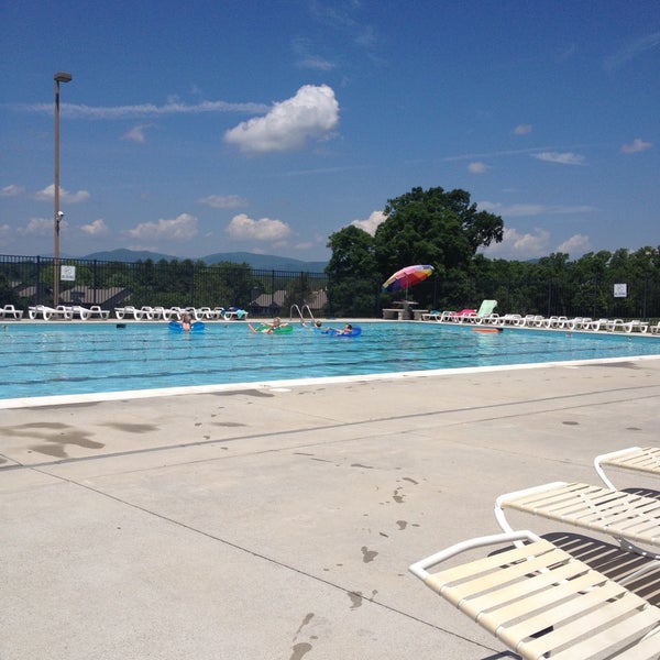 Lake Vista Pool - Forest, VA