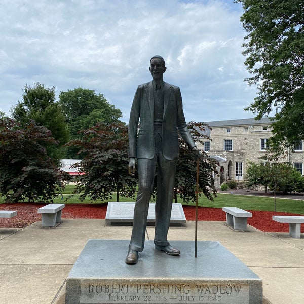 Robert Pershing Wadlow Statue