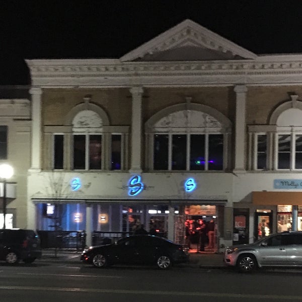 Summit Restaurant & Bar - Bar in Iowa City