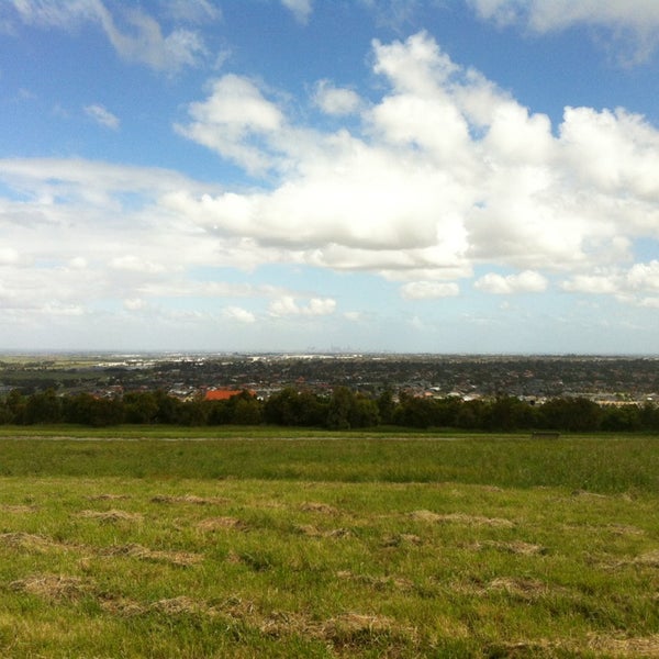Mt Ridley Hilltop Reserve - Scenic Lookout in Craigieburn