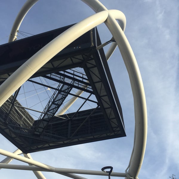 Wandsworth Bridge Roundabout - Pedestrian Plaza