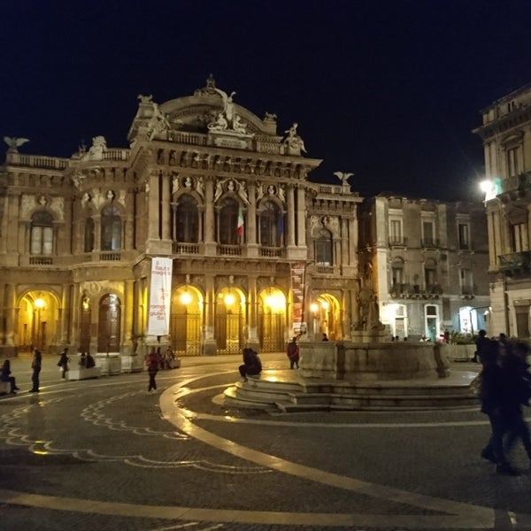 Fontana Piazza Teatro Massimo - Centro Catania - 4 tips