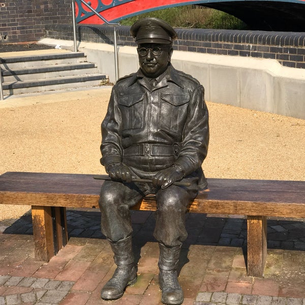 Captain Mannering statute - 1 tip