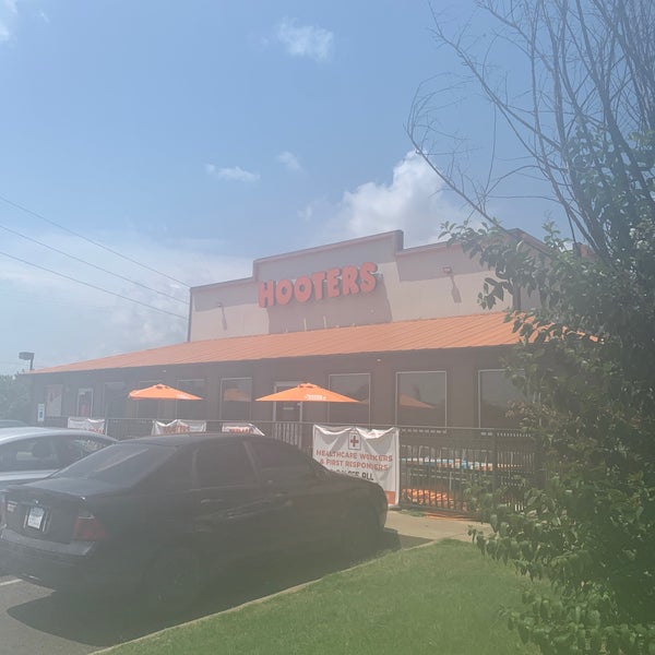 Hooters - American Restaurant