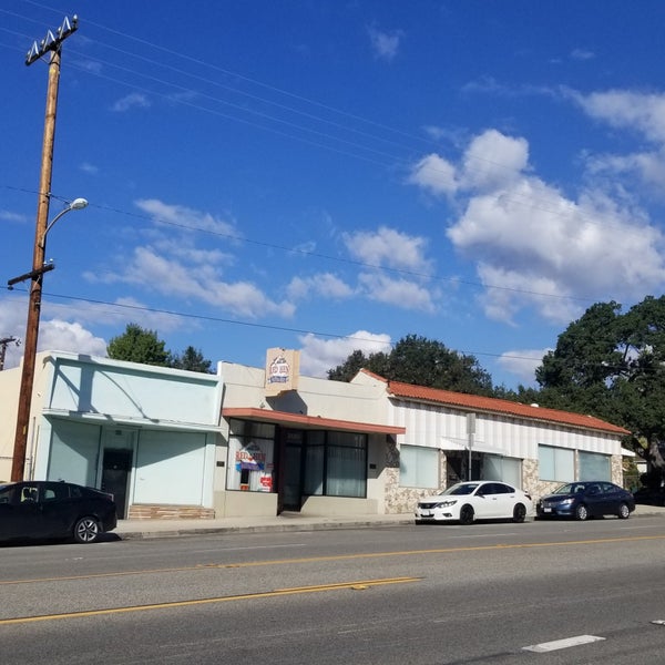 Little Red Hen - American Restaurant in Altadena