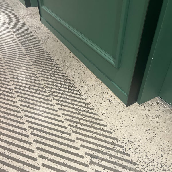 Amazon - JFK27 - Hank - Office in New York