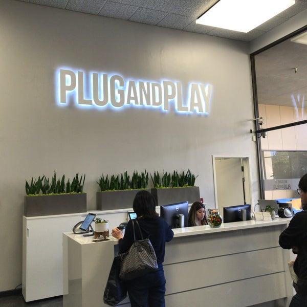Plug And Play Tech Center Logo
