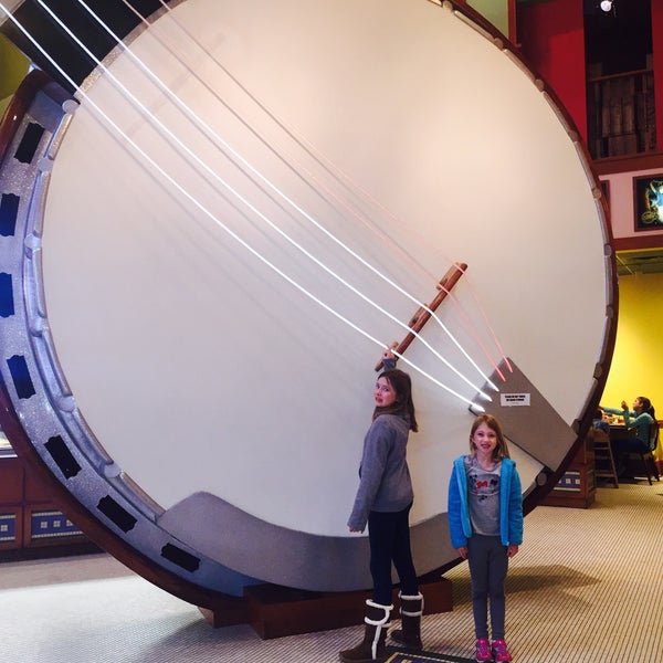 World's Largest Banjo - Arts and Entertainment