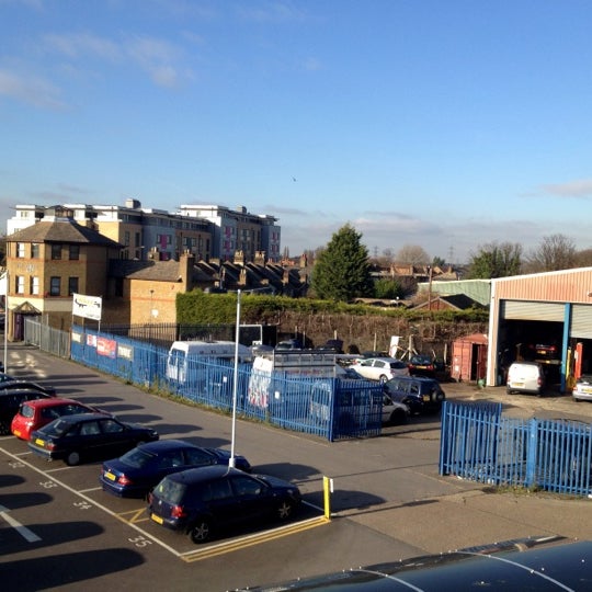 Hackbridge Railway Station (HCB) - Train Station