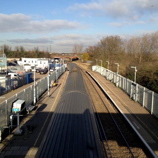 Hackbridge Railway Station (HCB) - Train Station