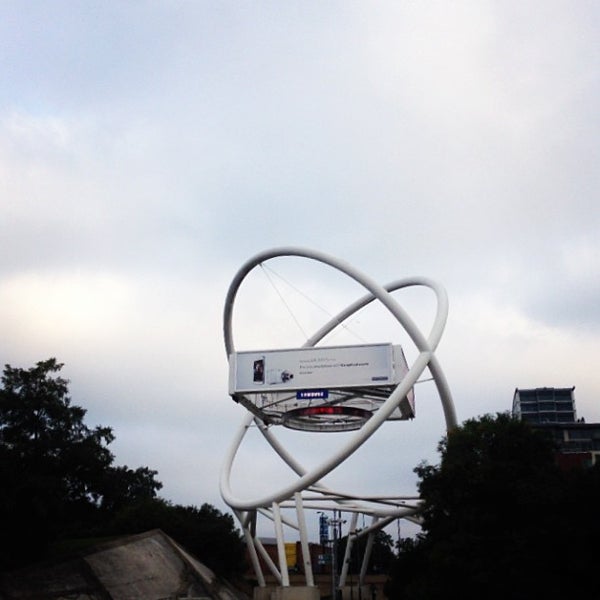 Wandsworth Bridge Roundabout - Pedestrian Plaza in Wandsworth