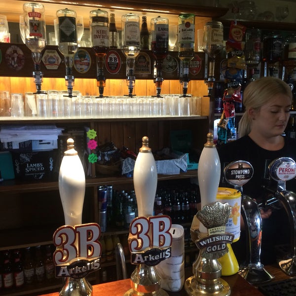 The Crown Inn - Pub in Stratton St Margaret