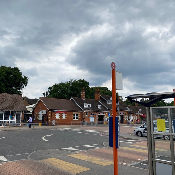 Farnborough Main Railway Station (FNB) - Rail Station in Farnborough