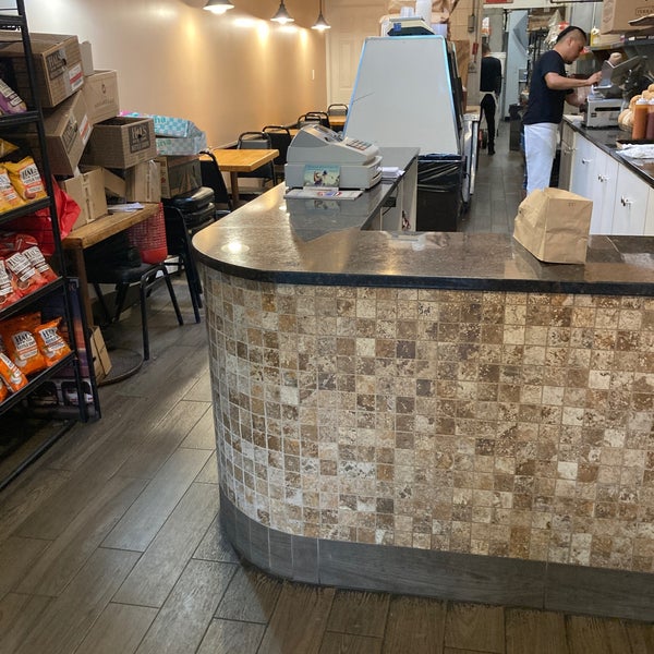 Gianonni's Deli - Deli