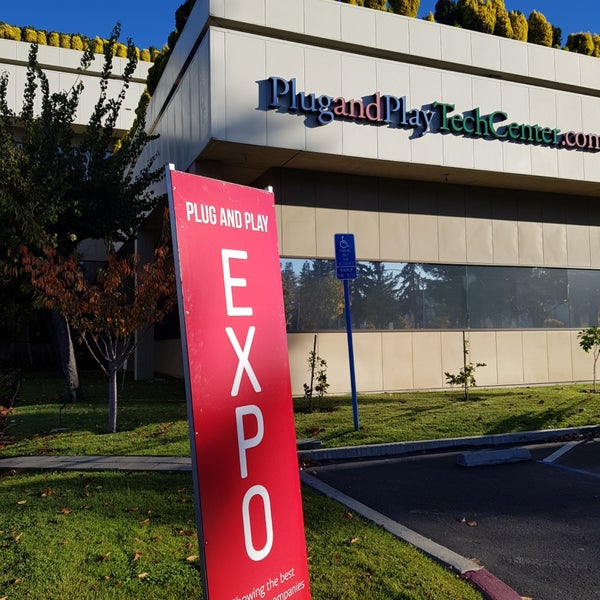 Plug And Play Tech Center Logo