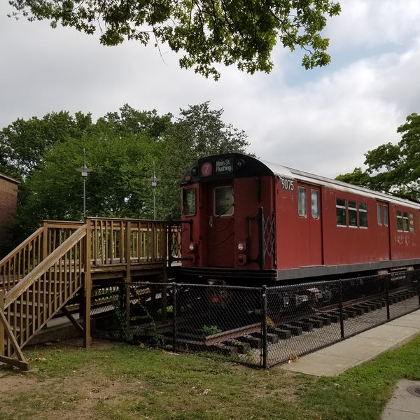 Queens Tourism Center (Ex-MTA IRT R33ML 9075 Redbird Display) - Kew ...
