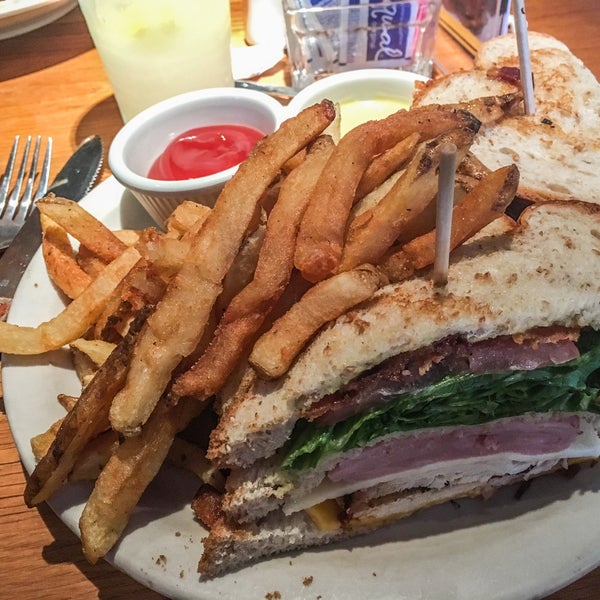 Rafferty's Restaurant and Bar - 4041 Armory Oaks Dr