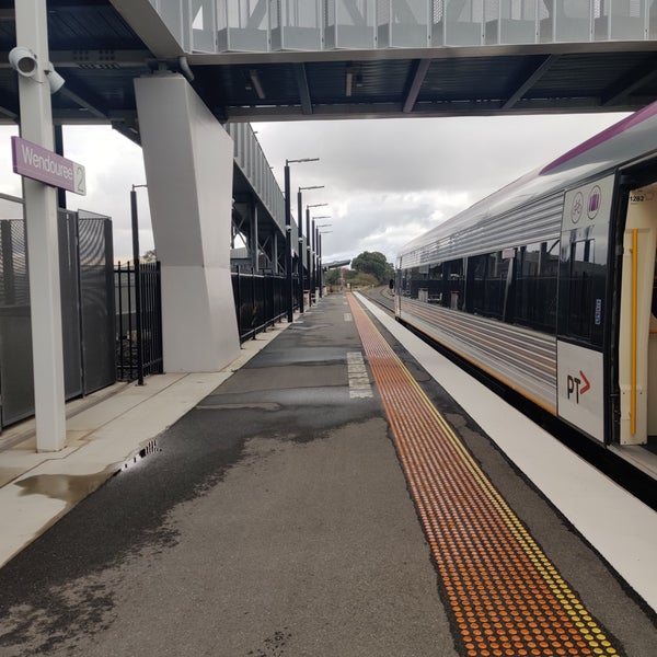 Wendouree Railway Station - Rail Station in Wendouree