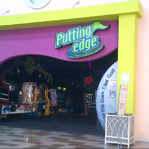 Putting Edge Glow-in-the-Dark Mini Golf - Mini Golf