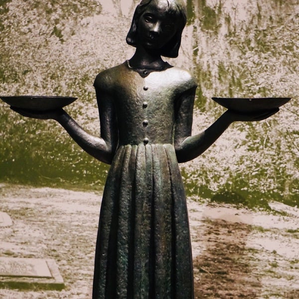 The Bird Lady Statue - Historic District-North - 5 visitors