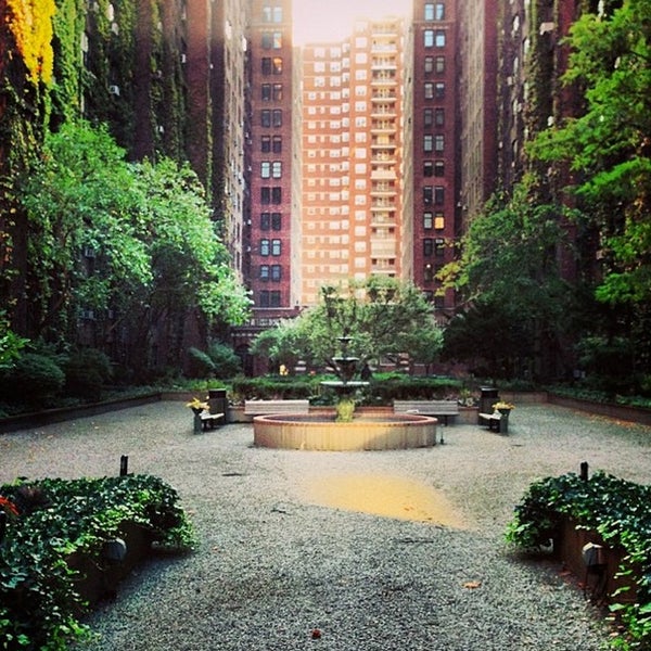 London Terrace Gardens Courtyard - Plaza in Chelsea