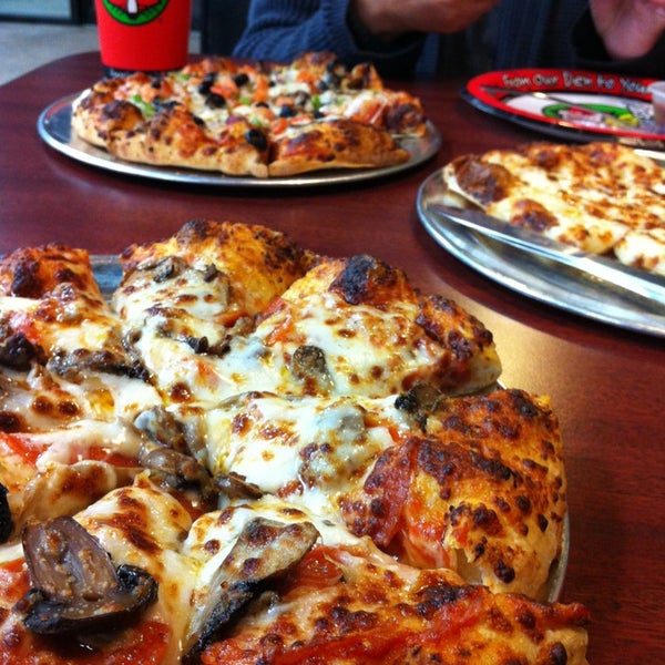 Fox's Pizza Den - Pizzeria