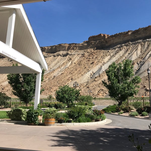 Wine Country Inn - 777 Grande River Dr