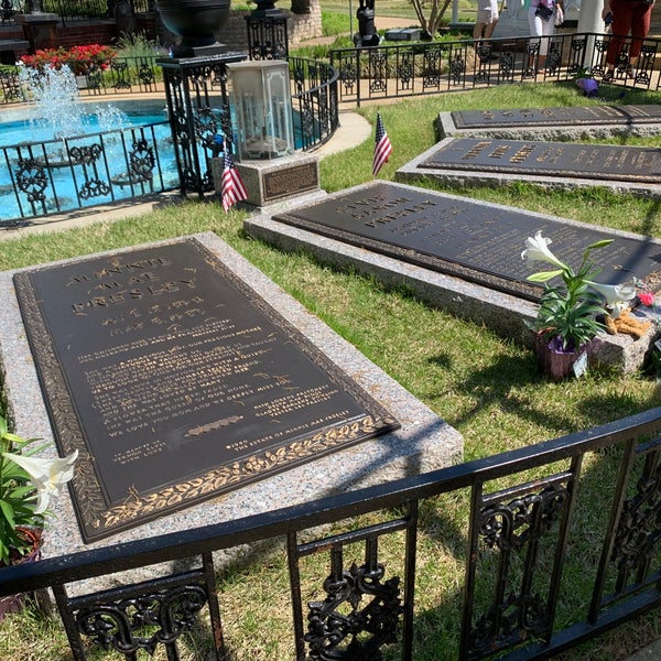 Elvis's Grave - 3 tips from 1149 visitors