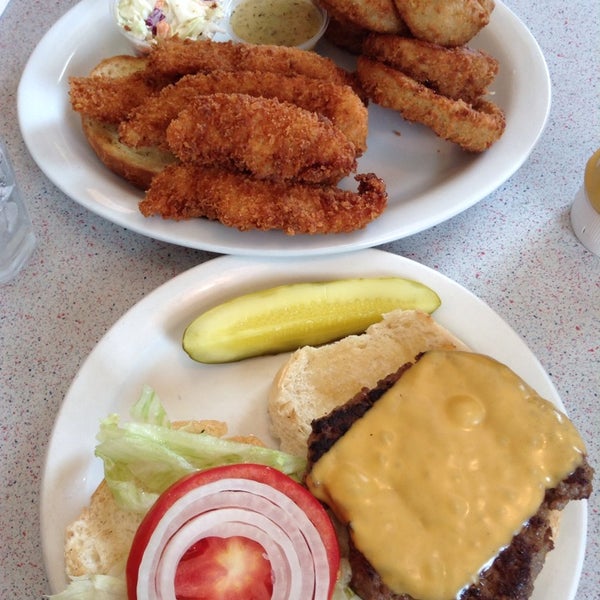 Seine River Cafe - American Restaurant in St. Boniface