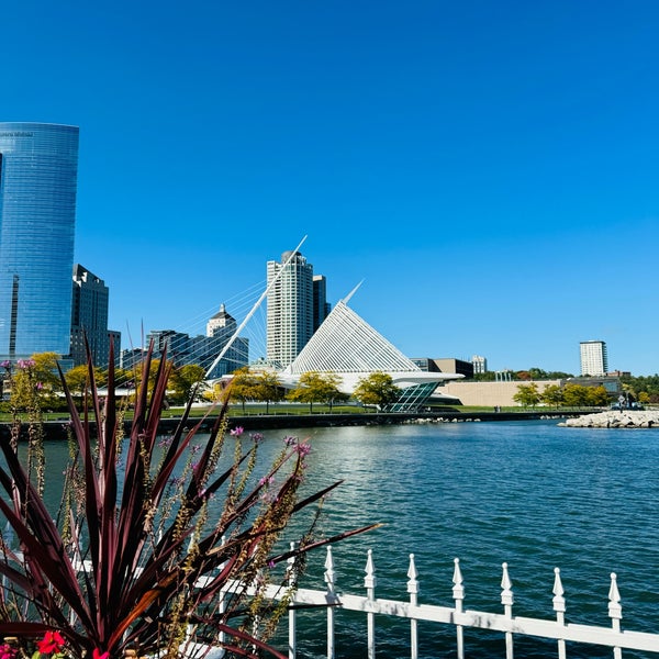Milwaukee Lakefront - Waterfront in Lake Park