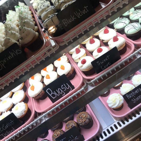 CakeWalk Custom Cakes & Dessert Bar - 303 Division St S