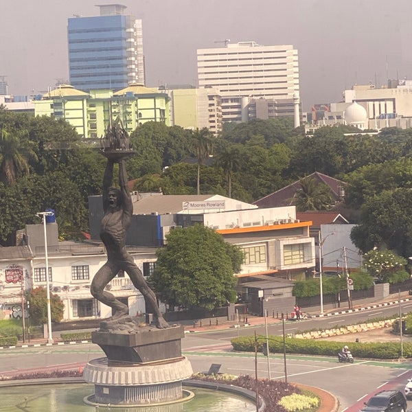 Photos at Patung Pemuda Membangun - Bundaran Senayan - Monument in ...