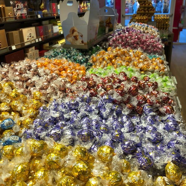 Lindt Outlet - 185 visitors