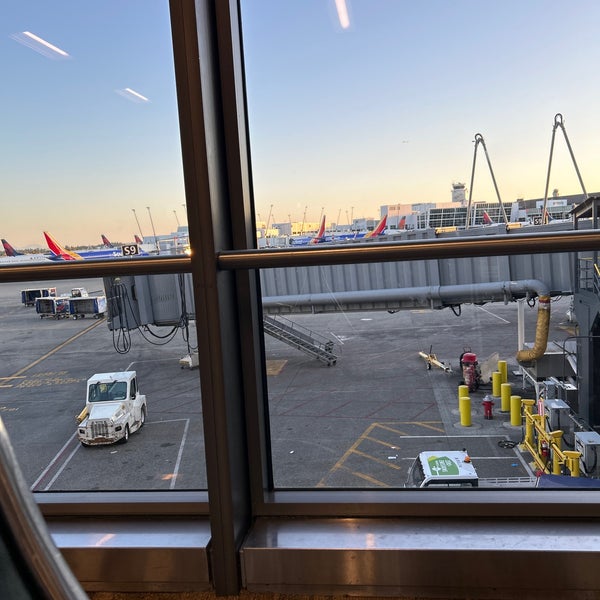 Gate S9 - Airport Gate