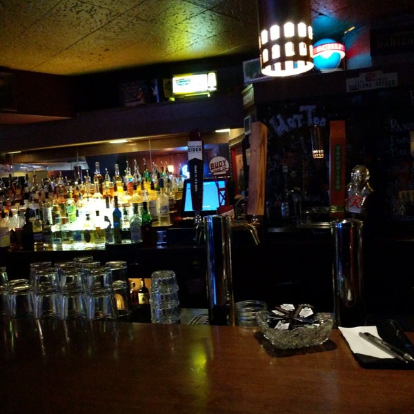 Sandy Hut - Dive Bar