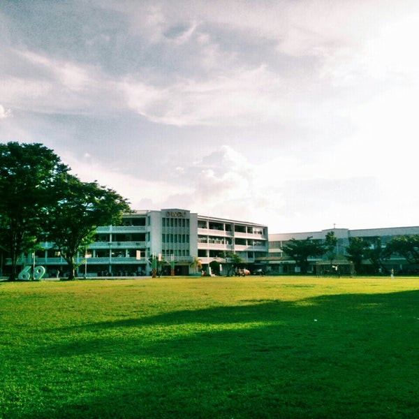 Divine Word College Of Calapan Logo