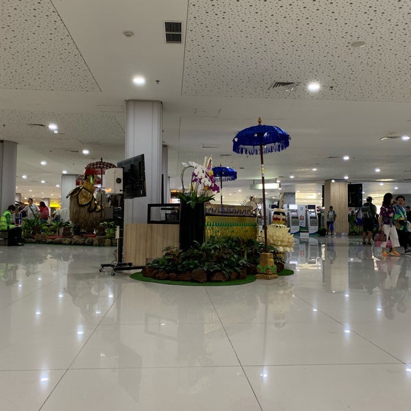 Customer Service International Garuda Indonesia - Airport Gate in Kuta