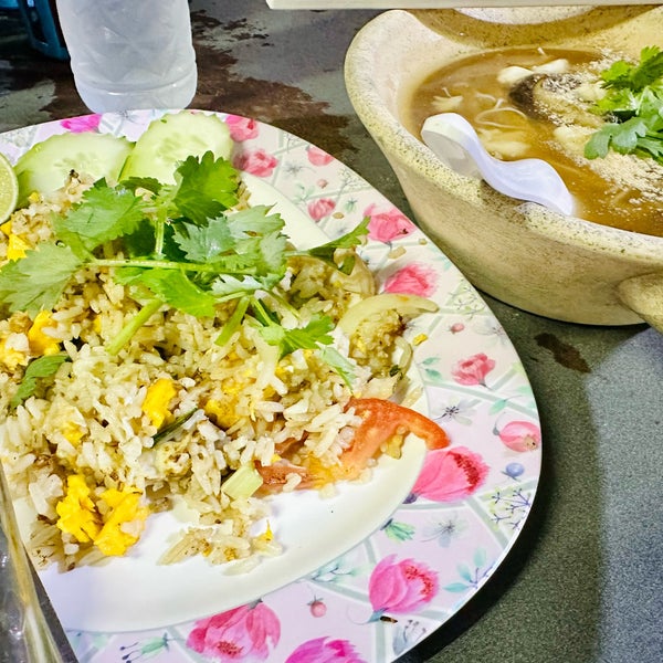 ข้าวผัดปูช้างเผือก (สาขาเวิ้งนครเกษม) Khao Phad Pu Chang Phueak (Woeng ...