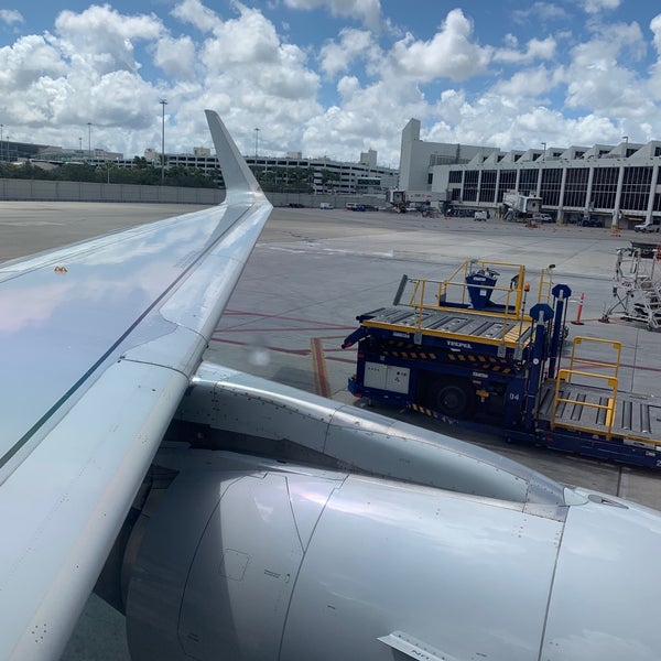 Gate D9 - Airport Gate in Miami