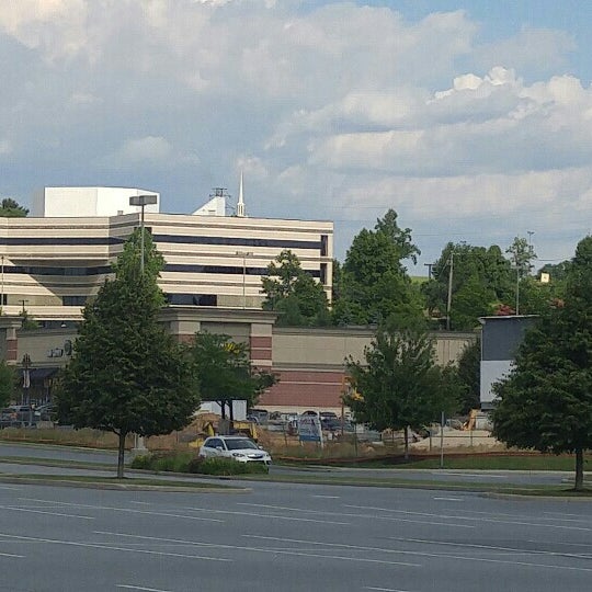 High Pointe Commons Shopping Center