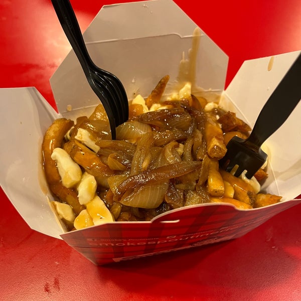 Smoke's Poutinerie - Entertainment District - 79 tips