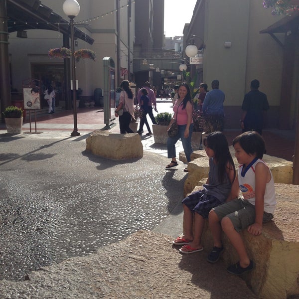 Paseo Colorado - Shopping Mall in Pasadena Civic Center District