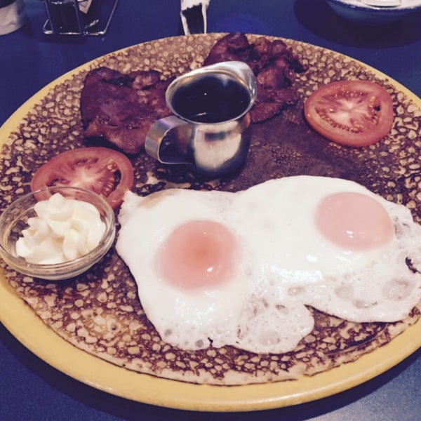 De Dutch Pannekoek House - 657 West 3rd St