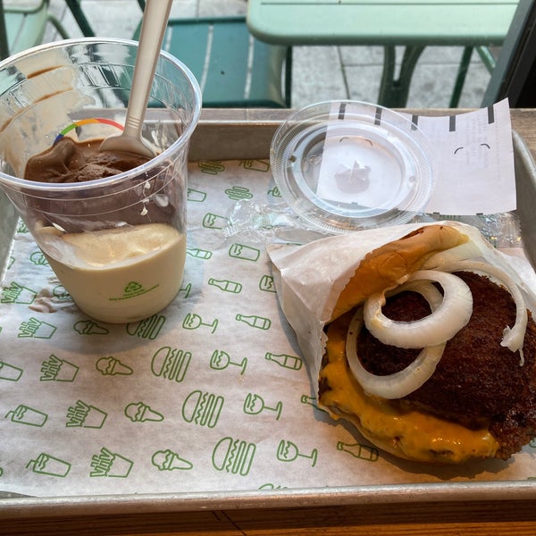 Shake Shack - Burger Joint in Penn Quarter