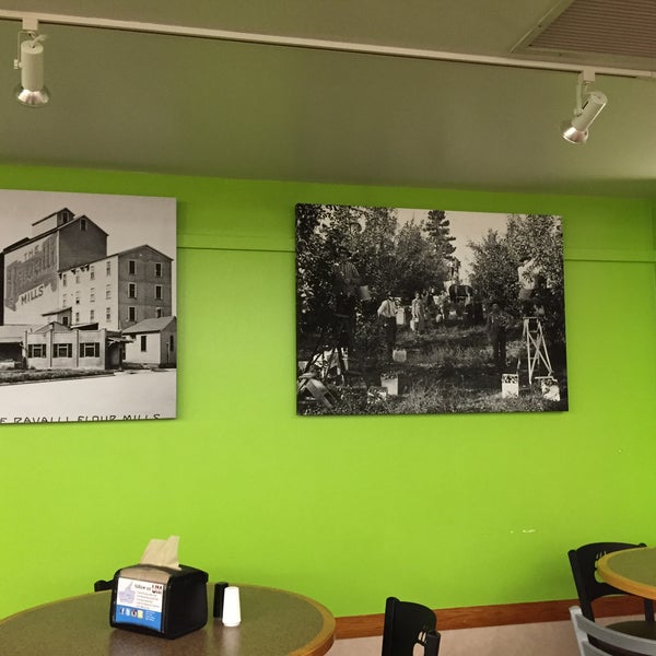 UM Food Zoo - College Cafeteria in University District