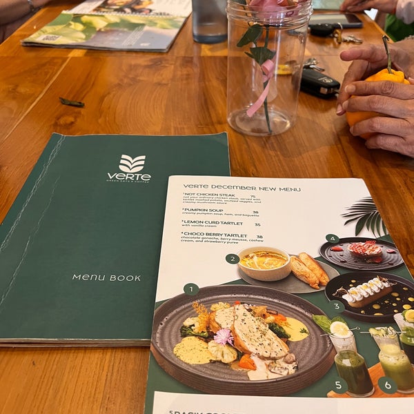 Verte Cafe - Café in Kecamatan Wonokromo