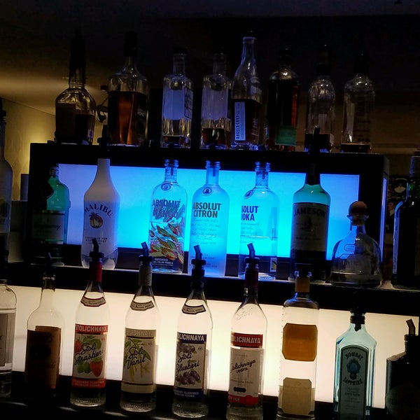 Spectators Sports Bar and Grill - Hotel Bar in Kansas City